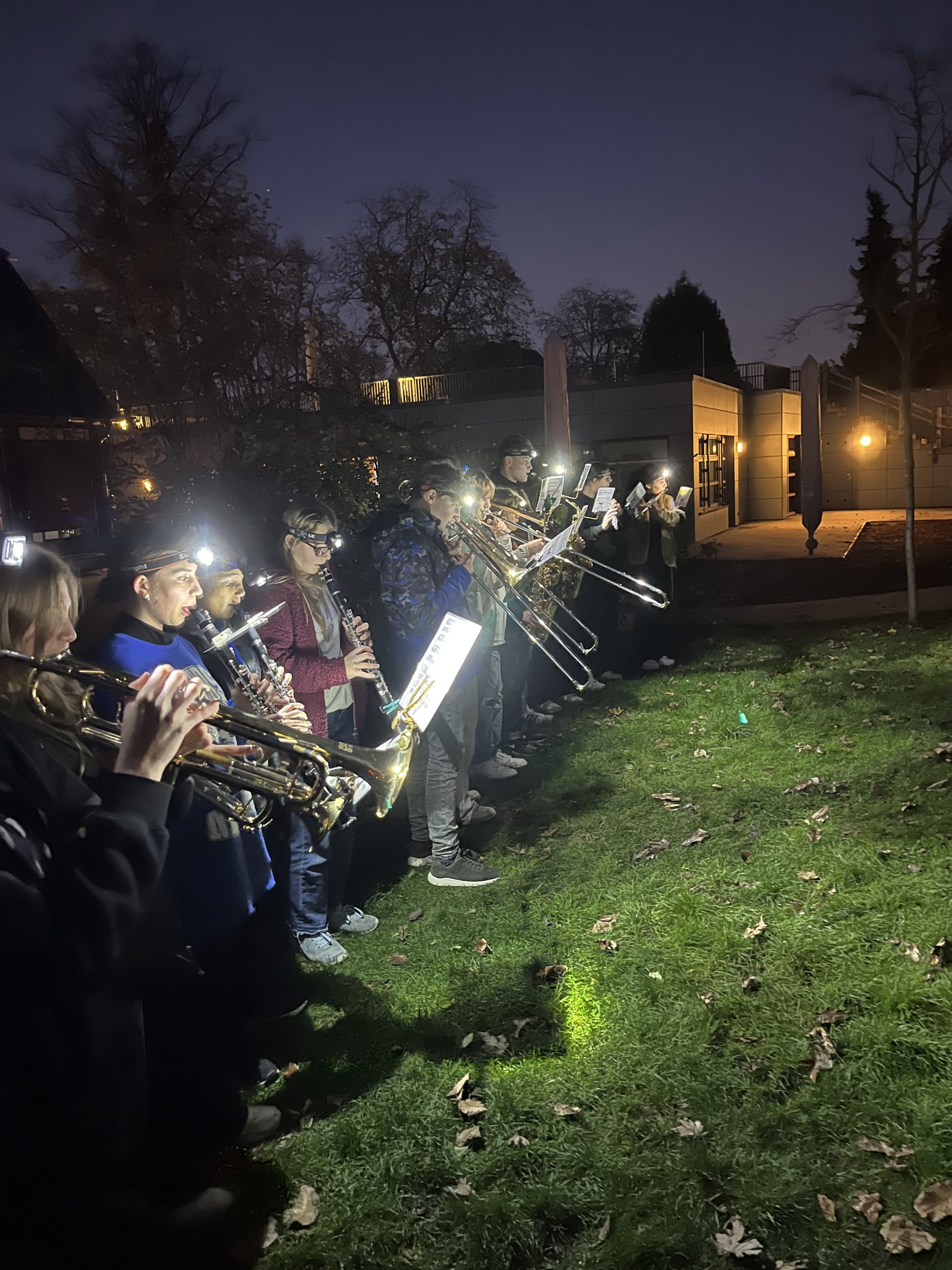 Ein kleiner und ein großer Weckmann, Feuer und natürlich Musik ...